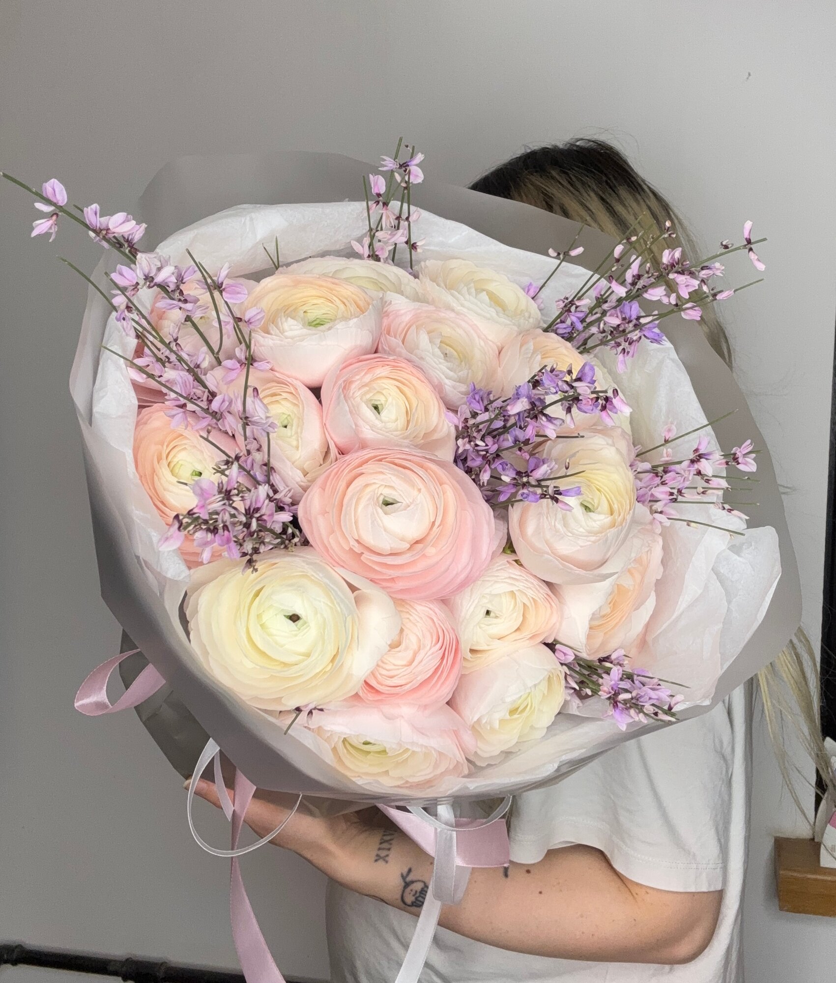 Букет ( ранункулюсы 21 штука и ароматная гениста )