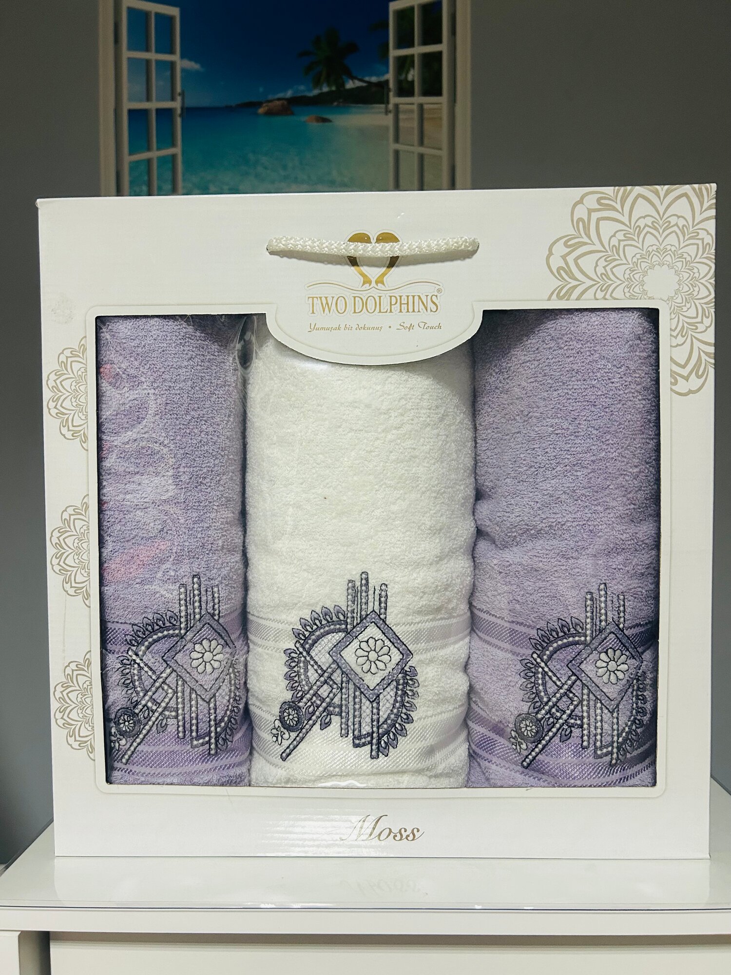 Набор махровых полотенец от Турецкого бренда TWO DOLPHINS. 100% хлопок. В наборе 3 штуки: для лица 50 х 90 - 2 шт. и банное 70 х 140 - 1 шт. Фирменная Подарочная упаковка.