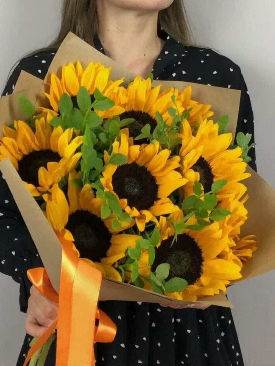 Букет живых цветов N1flor из 9 желтых подсолнухов, в эко упаковке, 50 см.