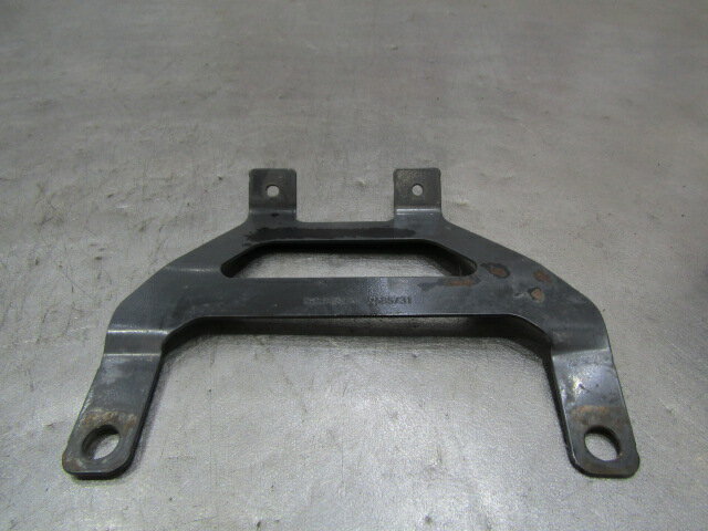 Кронштейн переднего брызговика левый Scania 6-series