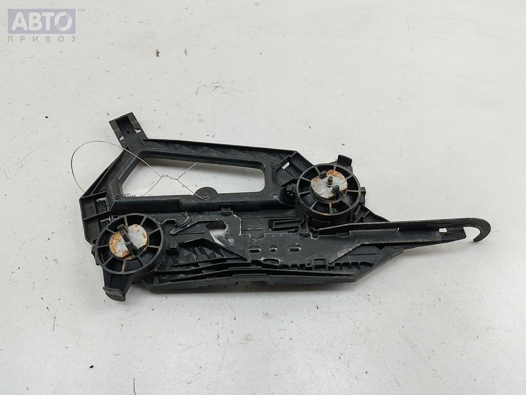 Крепление фары левой Skoda Octavia mk2 (A5 1Z) 2004-2013