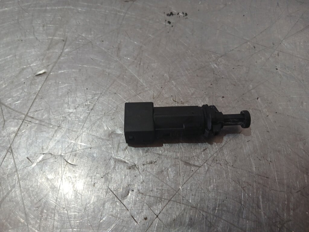 Датчик включения стопсигнала Renault Logan 2005-2014