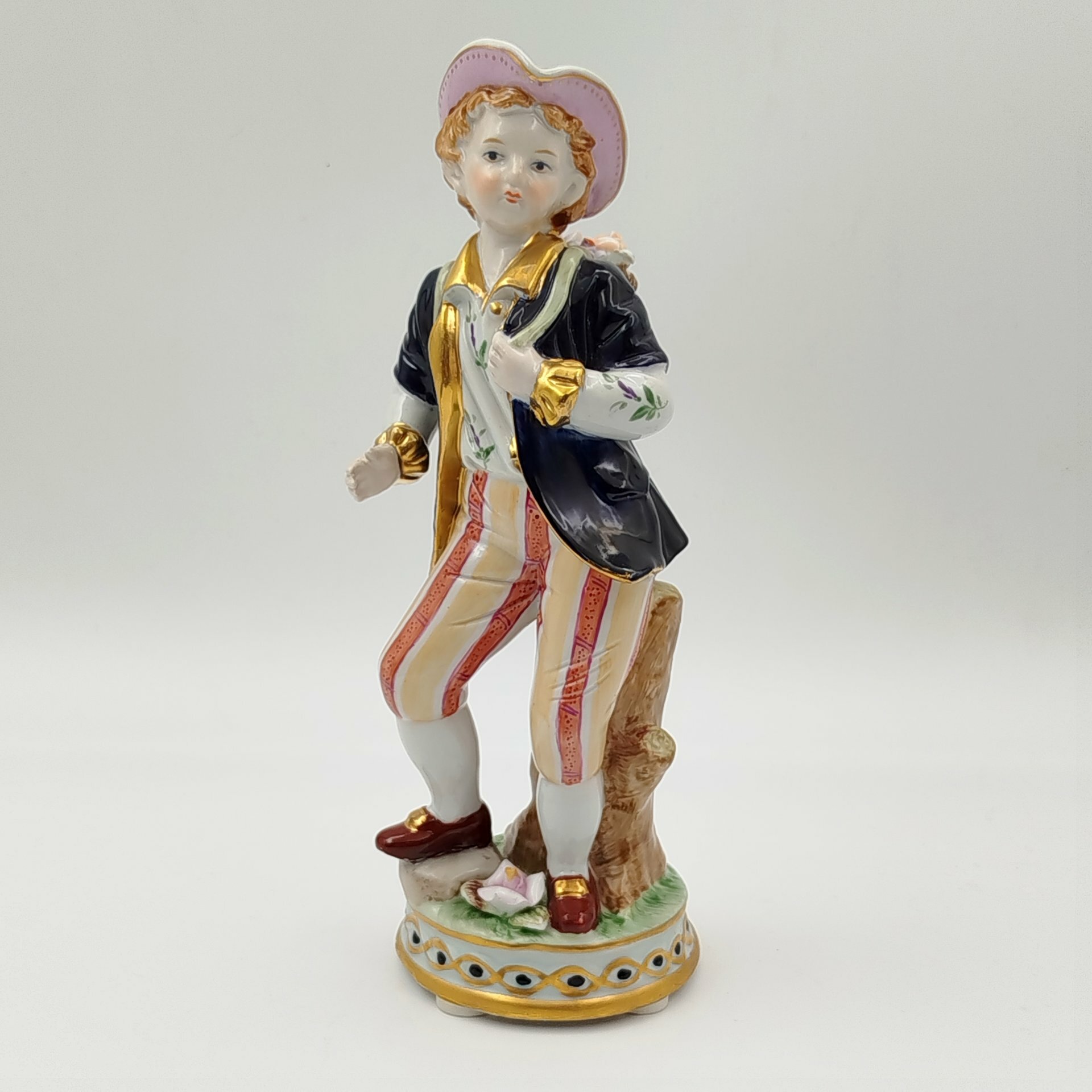 Статуэтка "Кавалер с корзиной цветов" (стилизация под Мейсен), фарфор, роспись