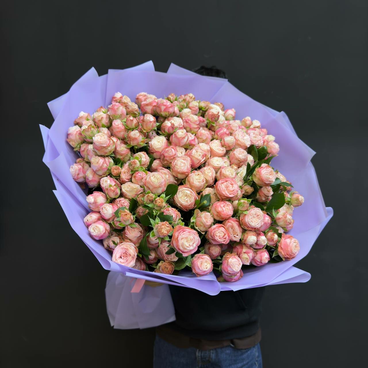 Шикарный букет из 29 кустовых пионовидных кустовых роз высотой 60 см