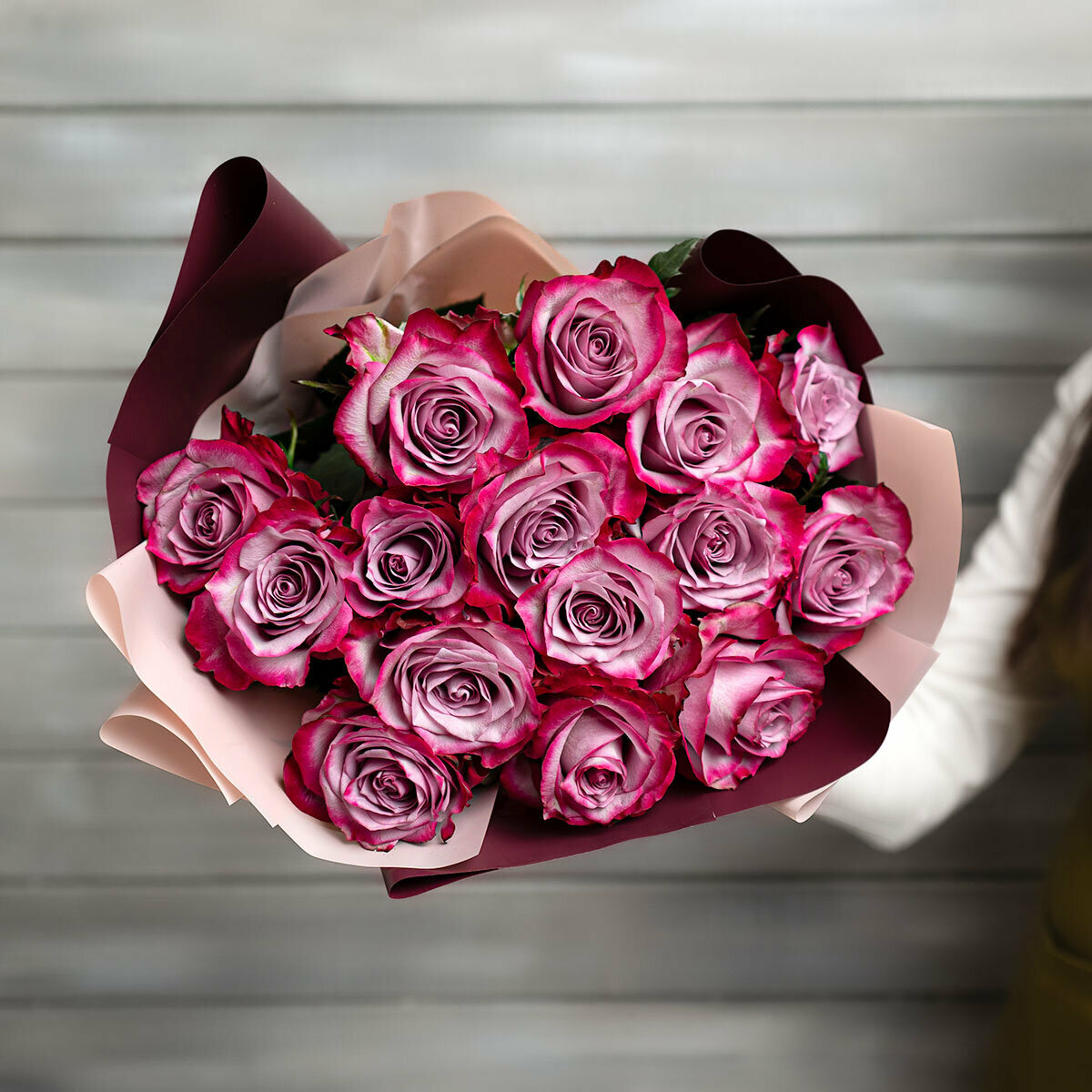 Монобукет "Букет Маркет", 15 роз, высота 50см, оберточная бумага, фиолетовые