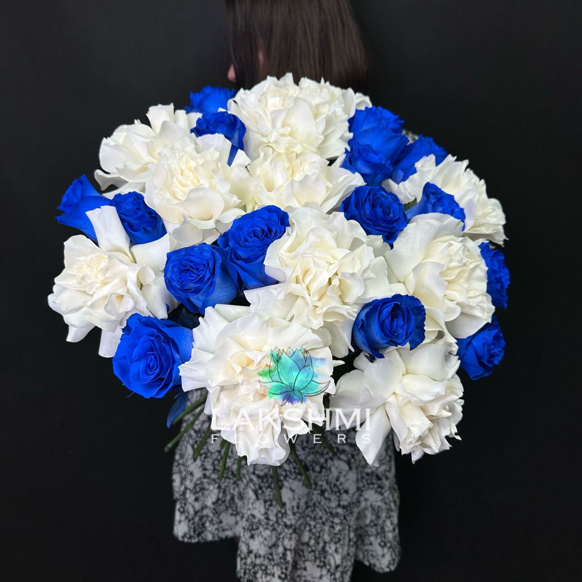 Букет из 25 белых французских и синих роз / Вывернутые розы микс