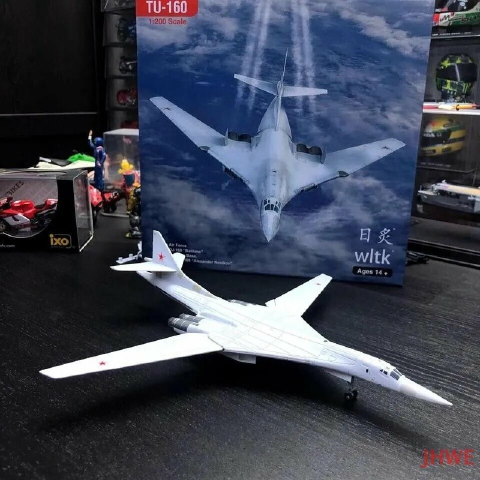 1: 200 Полносплавная готовая модель стратегического бомбардировщика ТУ - 160 Белый лебедь