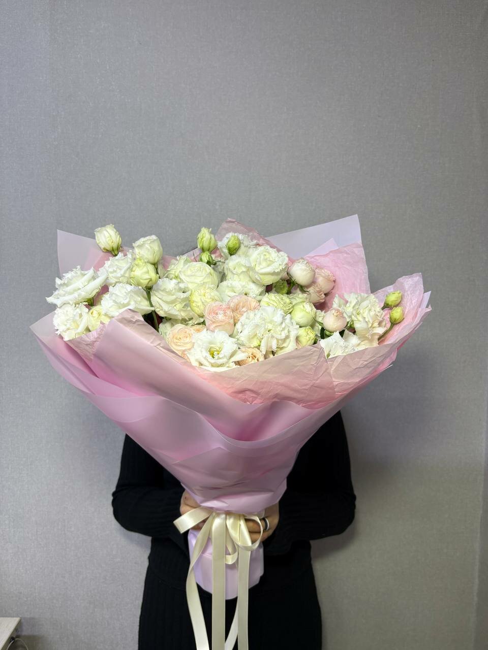 Нежный букет из эустомы Алисы и кустовых роз FRESH FLORA с доставкой по Москве