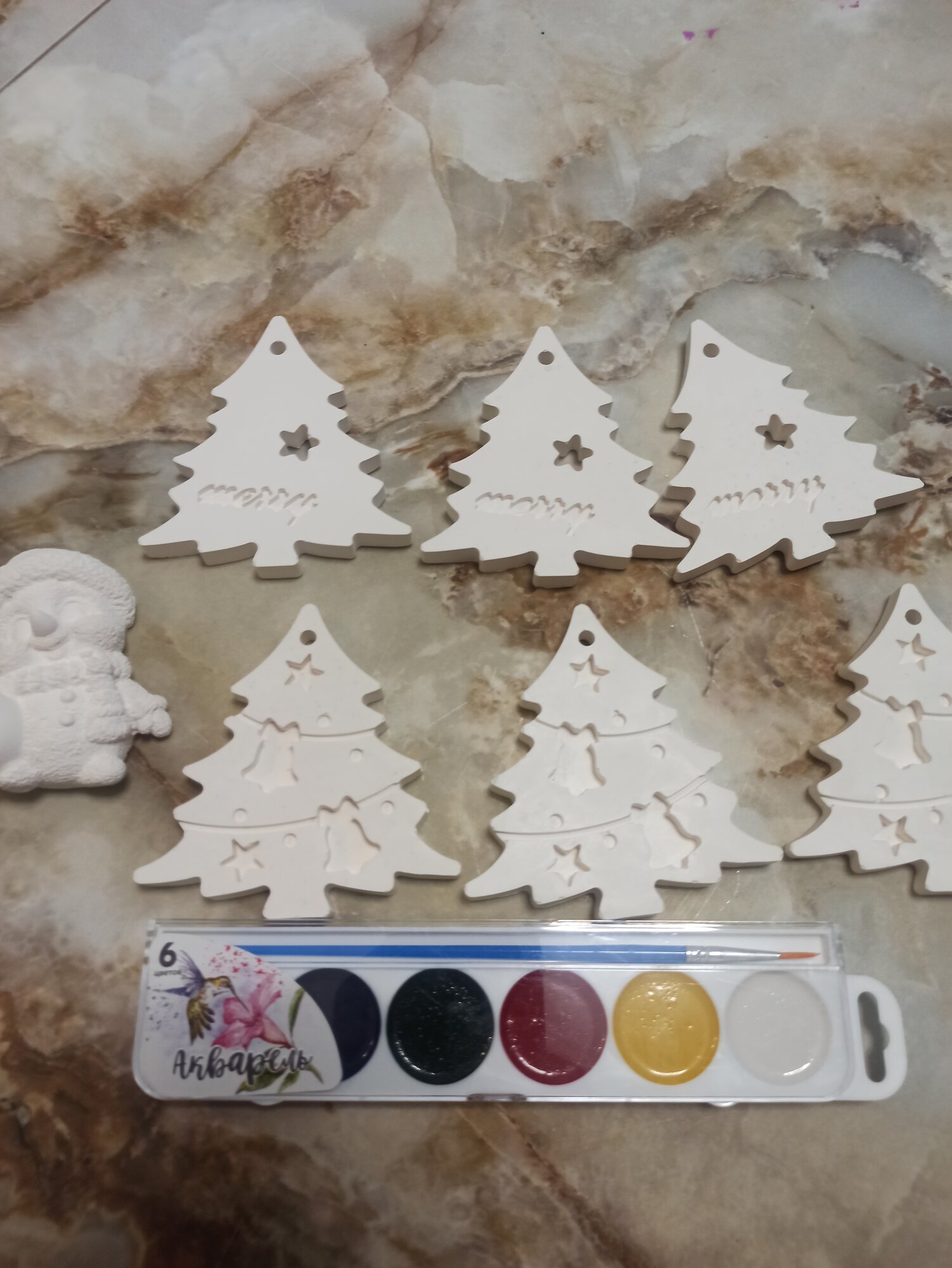 Новогодний набор для раскрашивания из гипса, 6 ёлочек и снеговик с акриловыми красками.