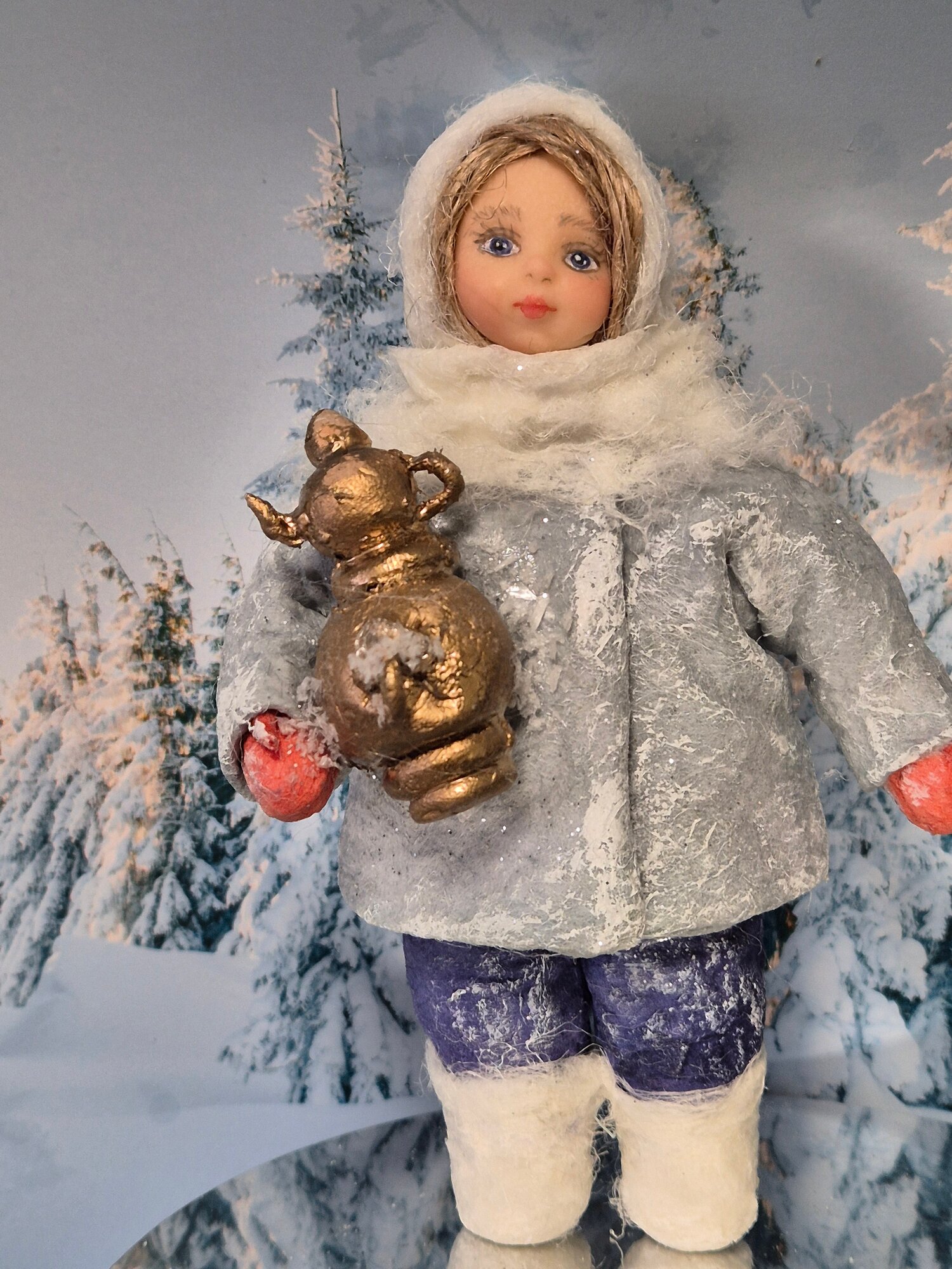 Елочная игрушка "Девочка с самоваром" Affavatta, ручная роспись, вата, цвет зелёный, высота 12 см