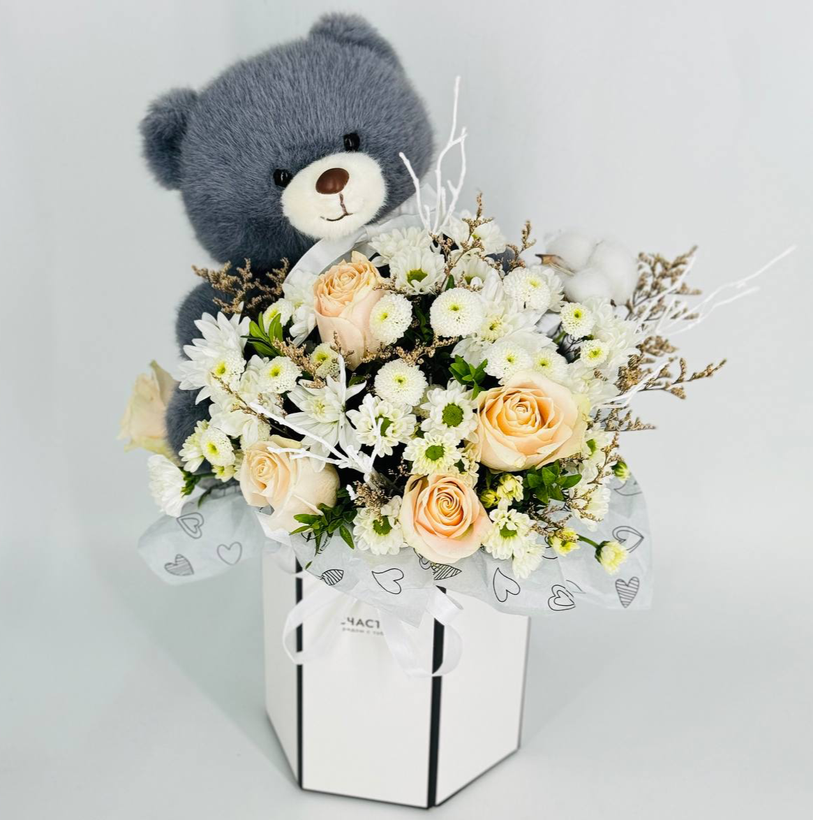 Букет для девочки с мягкой игрушкой медвежонок. Цветы роза, сантини, хризантема, лимониум, самшит
