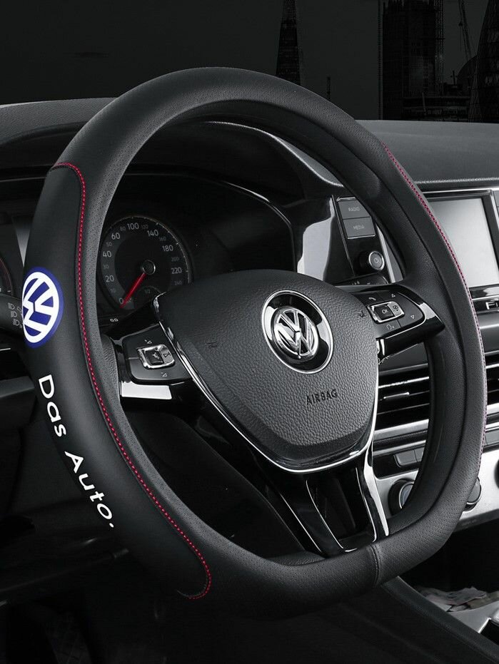 Оплетка на руль чехол из экокожи Volkswagen вид 2 Форма D-образная на скошенный руль Размер M Диаметр 37-39 см