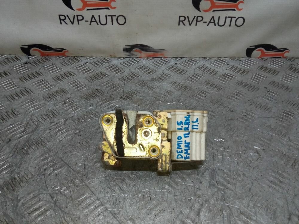 Замок двери передний левый Mazda Demio DW