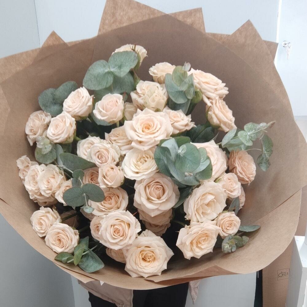 Букет "Кустовая роза и эвкалипт", 50см, крафт-бумага, бежевый
