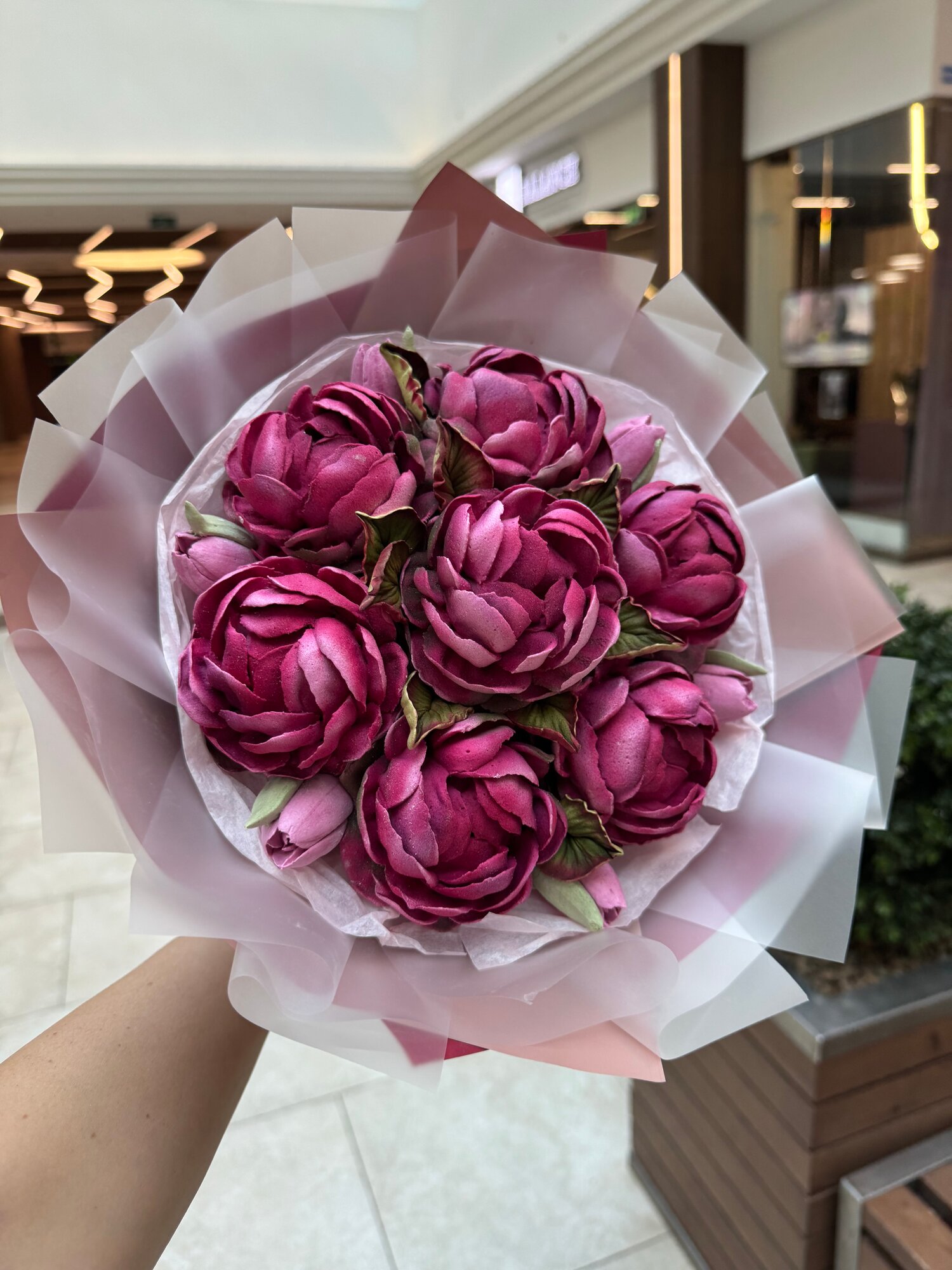 Зефирный букет из премиальных вишневых пионов