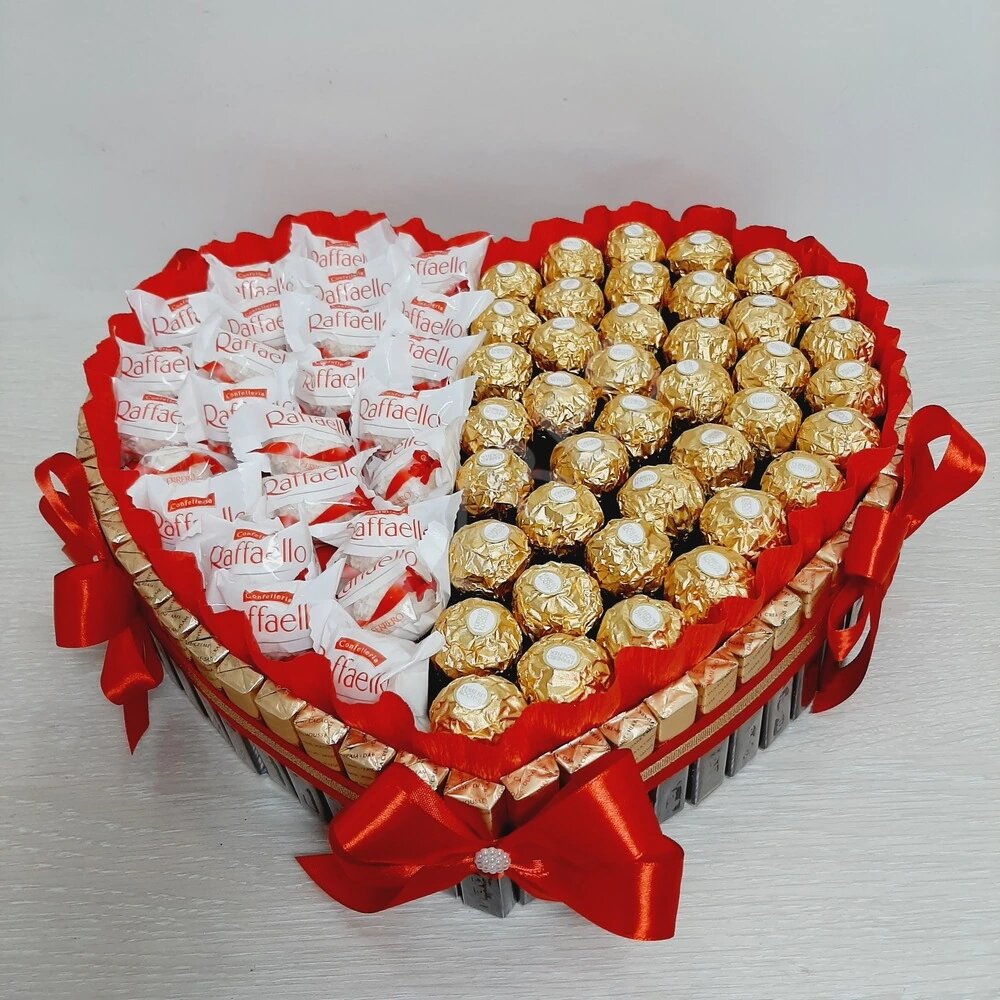 Подарочный торт LAKRES "Роскошь", из конфет мерси, ферреро и раффаэлло