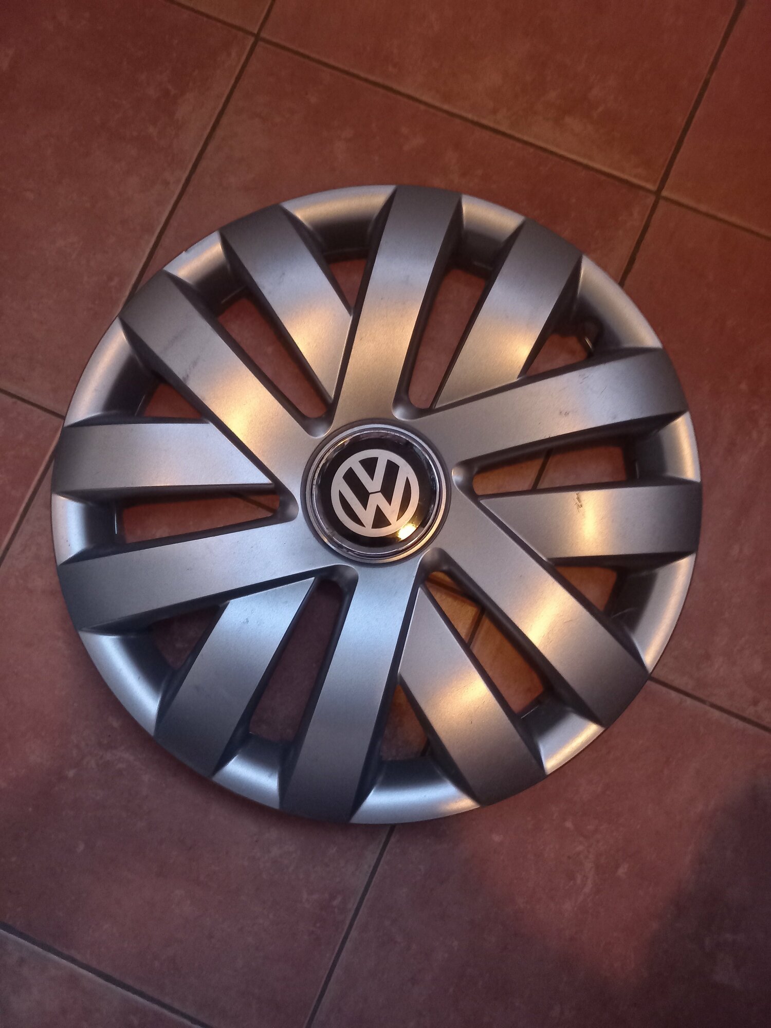 Колпак Volkswagen r14. Б/у. Без сколов и трещин.Все крепления целые.Отличное состояние.