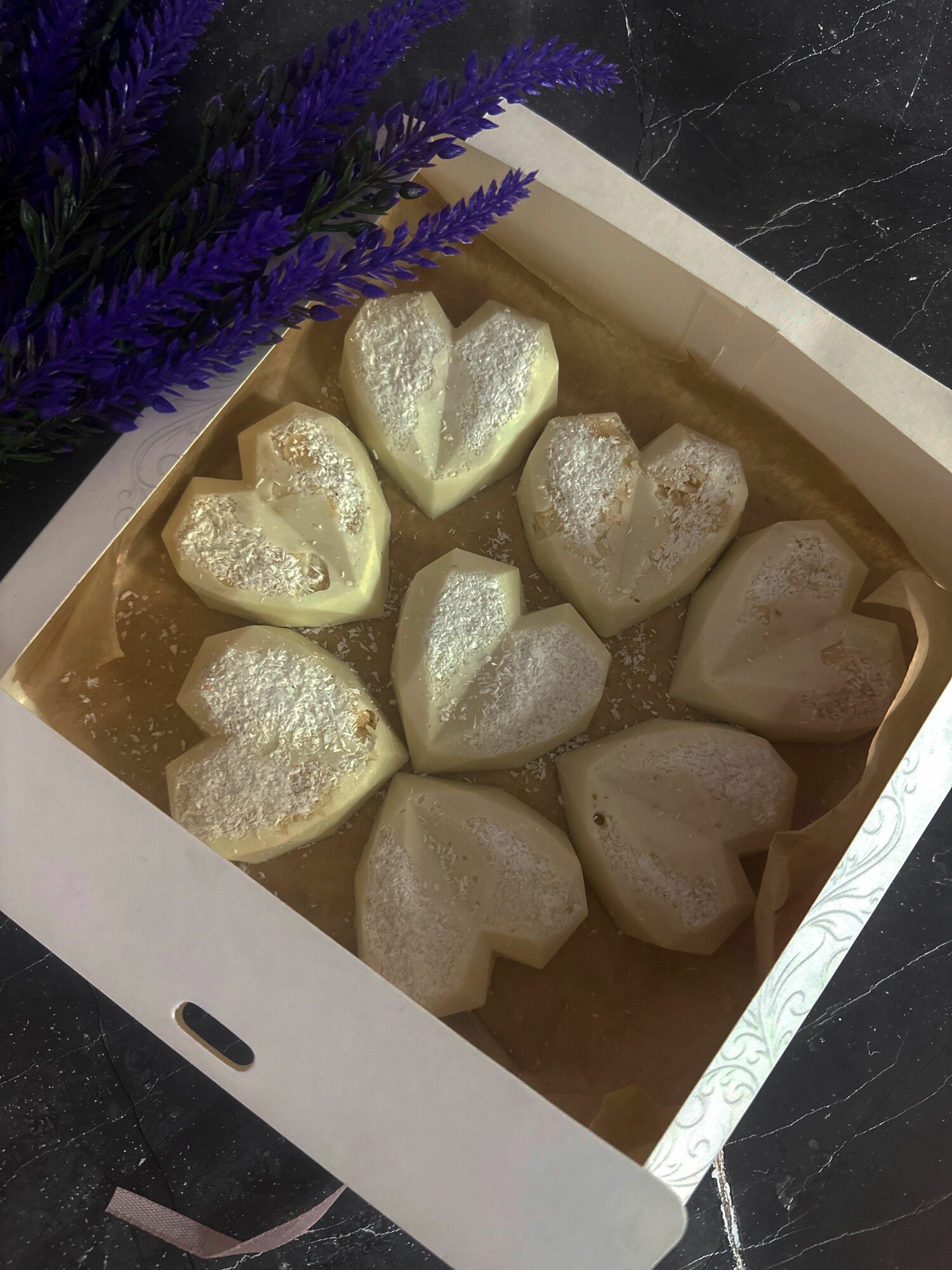 Набор шоколадных сердец с кокосом