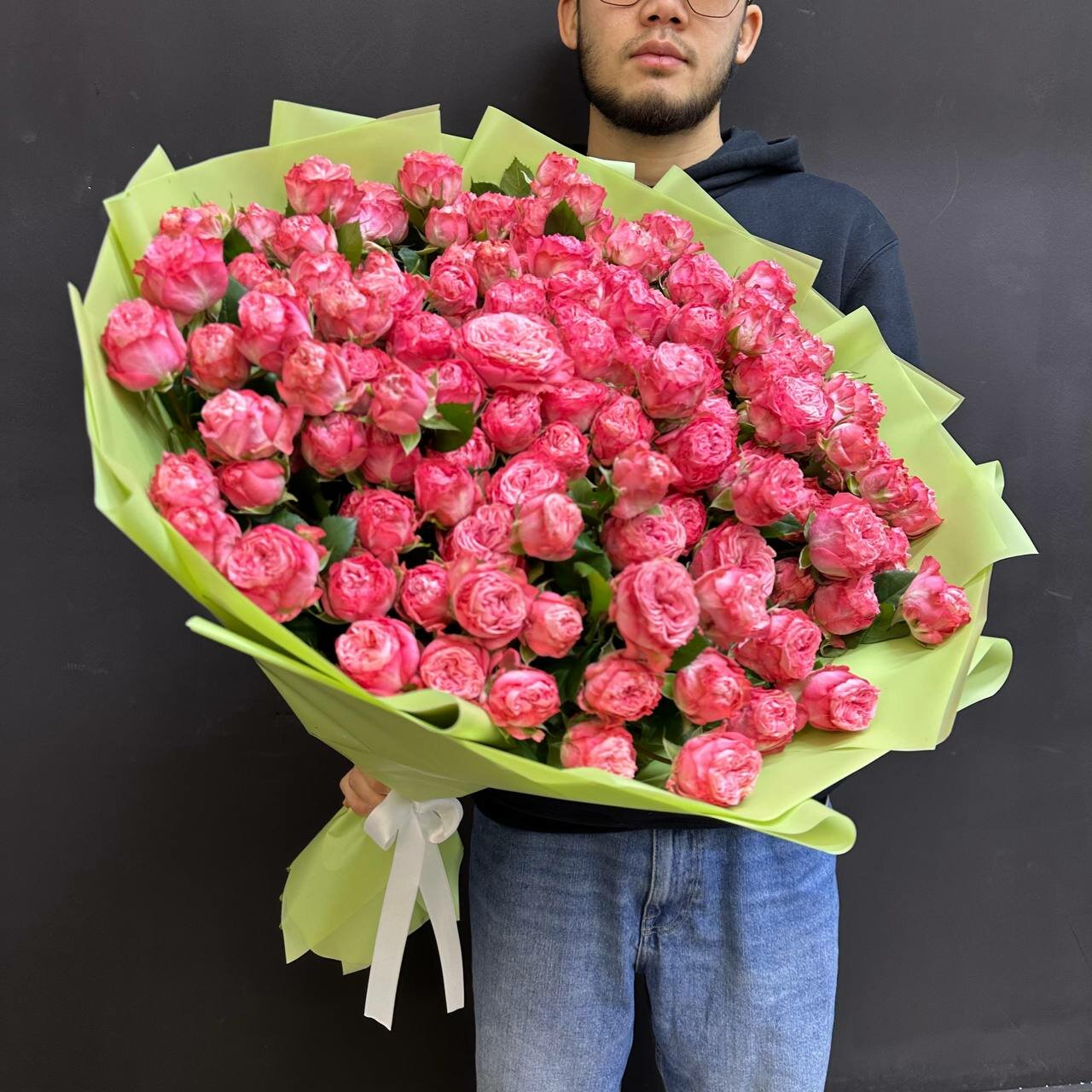 Прекрасный букет кустовых роз Армении в количестве 29 штук с доставкой 60 см высота