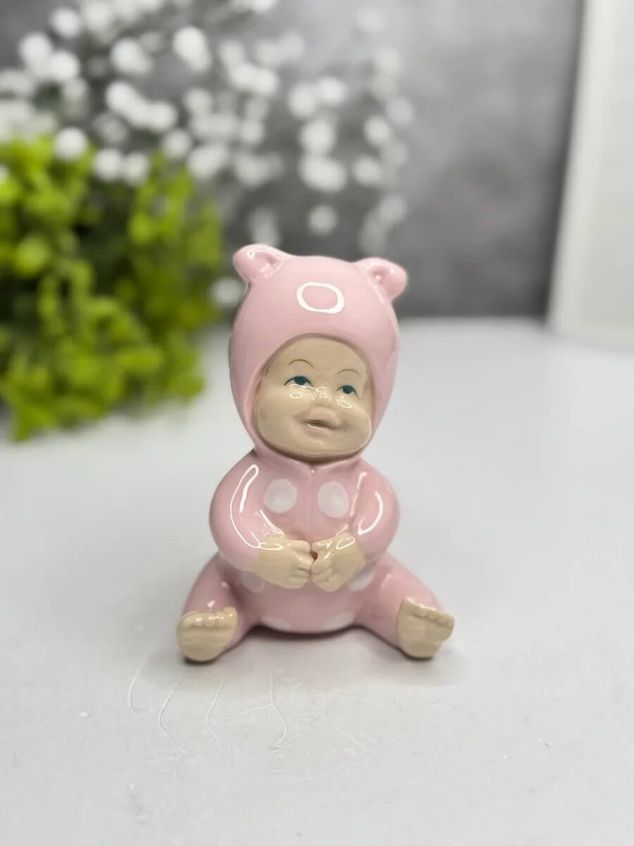 Декоративная фарфоровая фигурка, малыш ангелочек в розовом комбинезоне