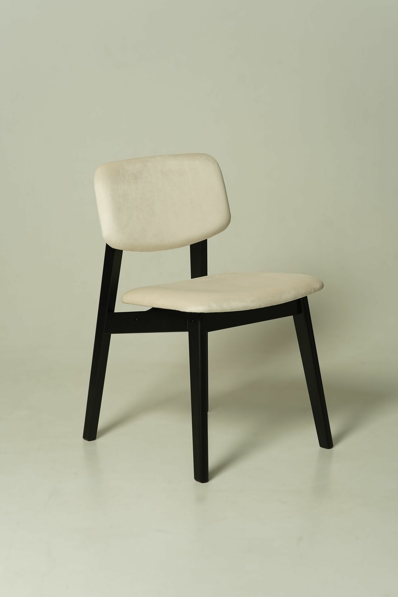 Стул IZI, Белый велюр, черная эмаль