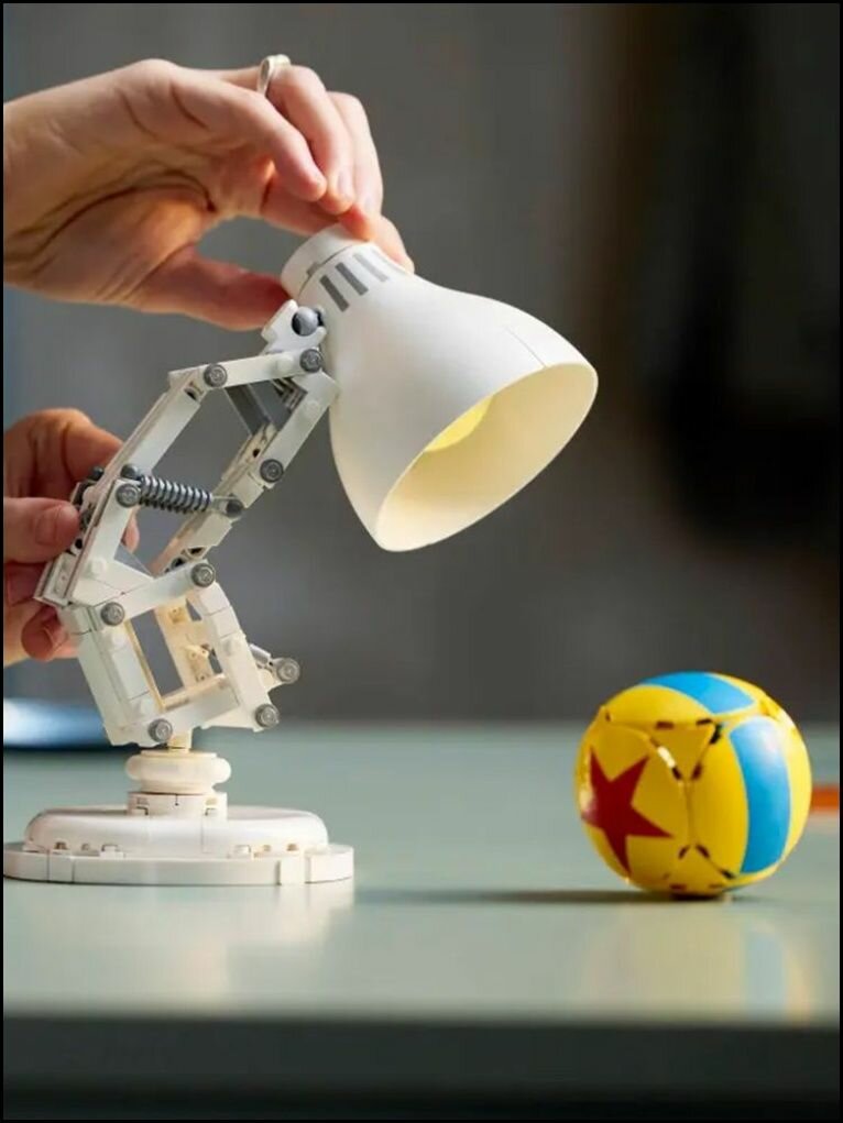 Эксклюзивная настольная лампа Disney Pixar из серии IDEAS 21357