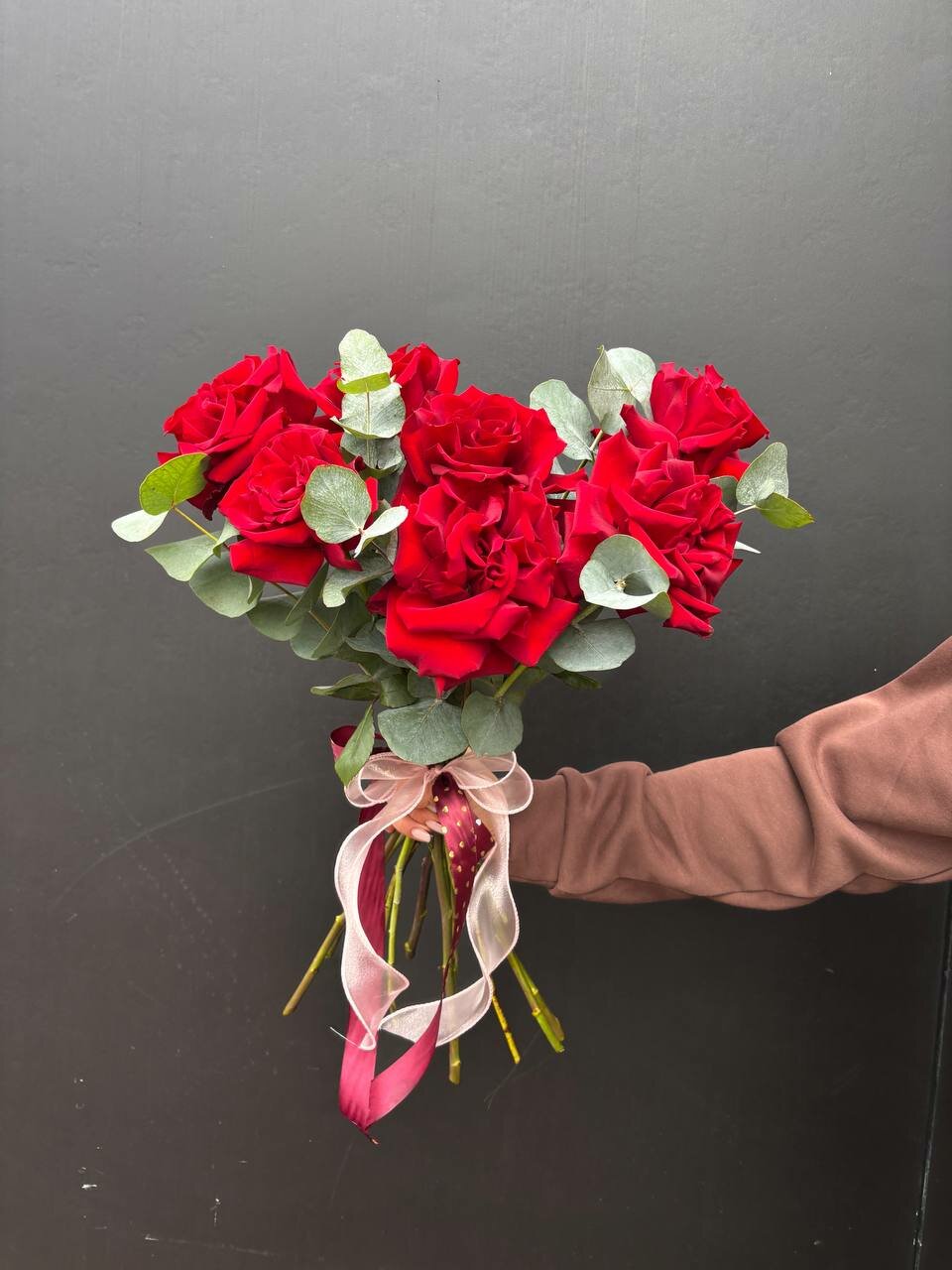 Букет из Французских Роз Explorer, с эвкалиптом, 60см, 7 шт.