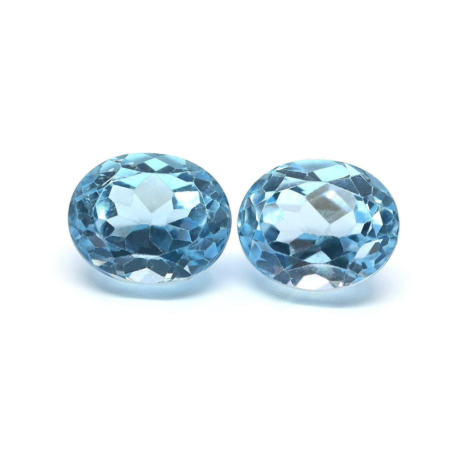 Кабошоны из голубого топаза овал граненые 9*11мм, 12,1ct, пара