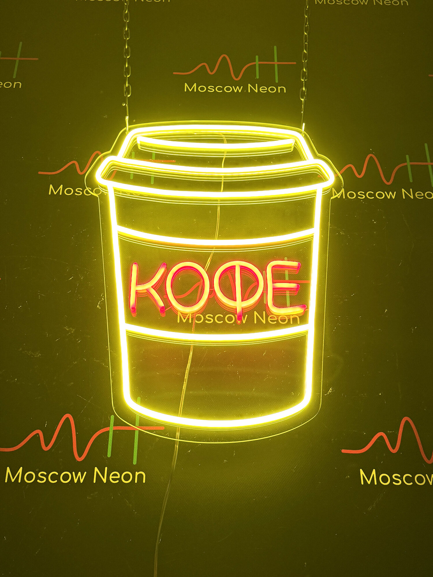 Оранжевая неоновая вывеска со стаканчиком кофе и надписью "Кофе", 35 х 45 см