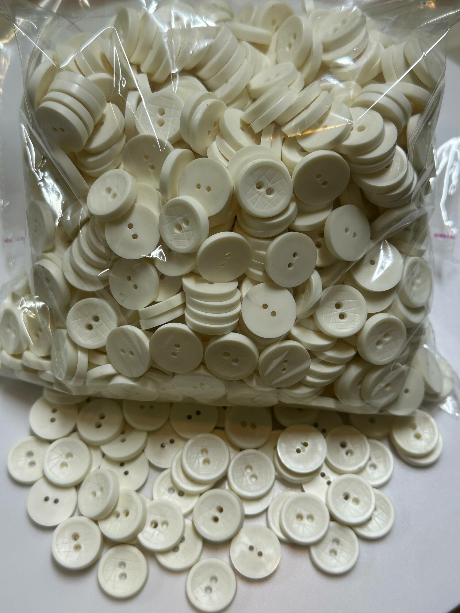 Пуговицы белые, пластиковые, 17мм диаметр, количество в упаковке 1000 шт.