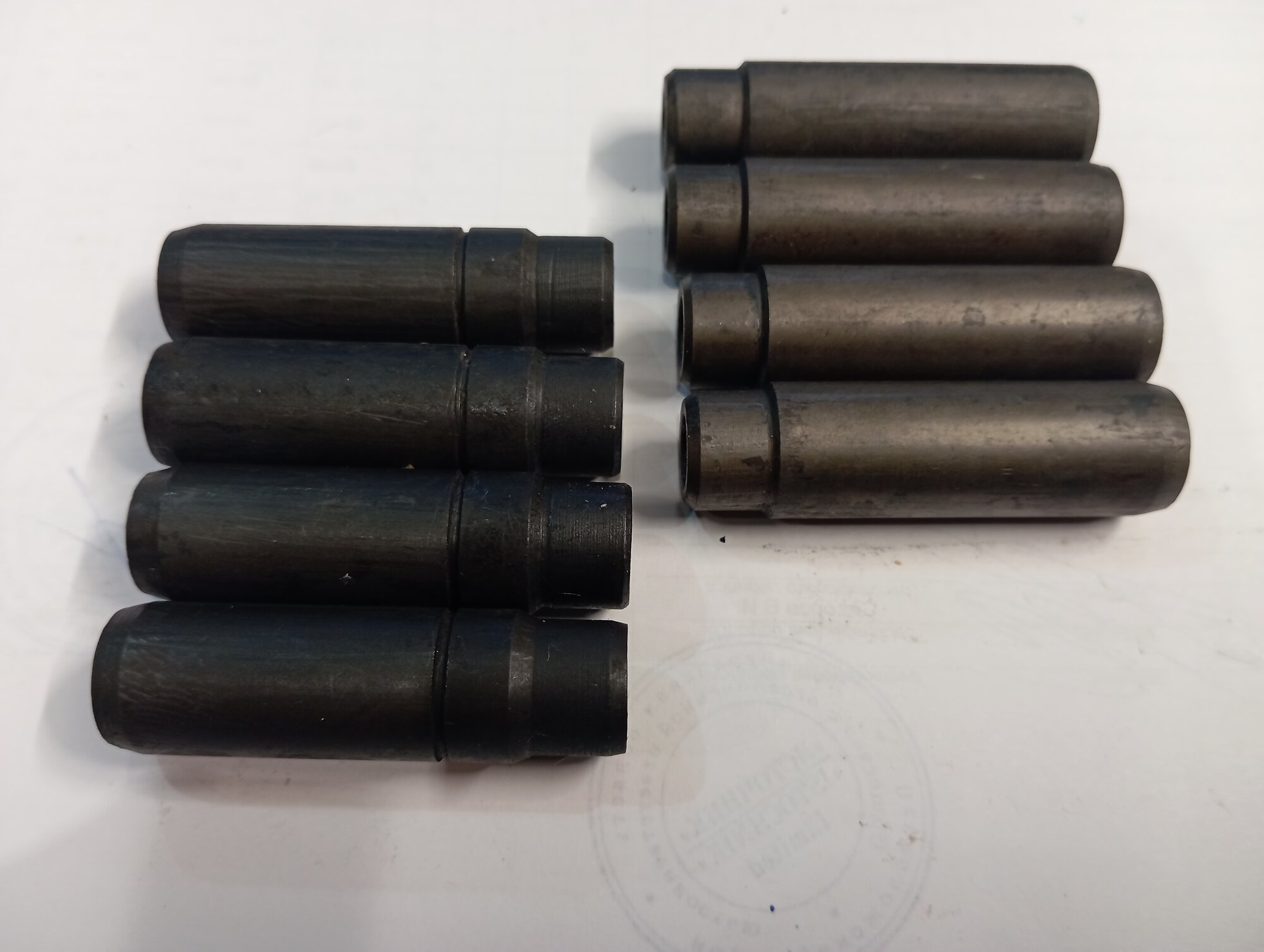 Втулка ГАЗ -24 направляющая клапана впускного-выпускного. Комплект 8 штук