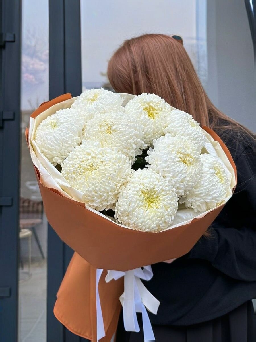 Букет из 9 белых пышных шарообразных хризантем