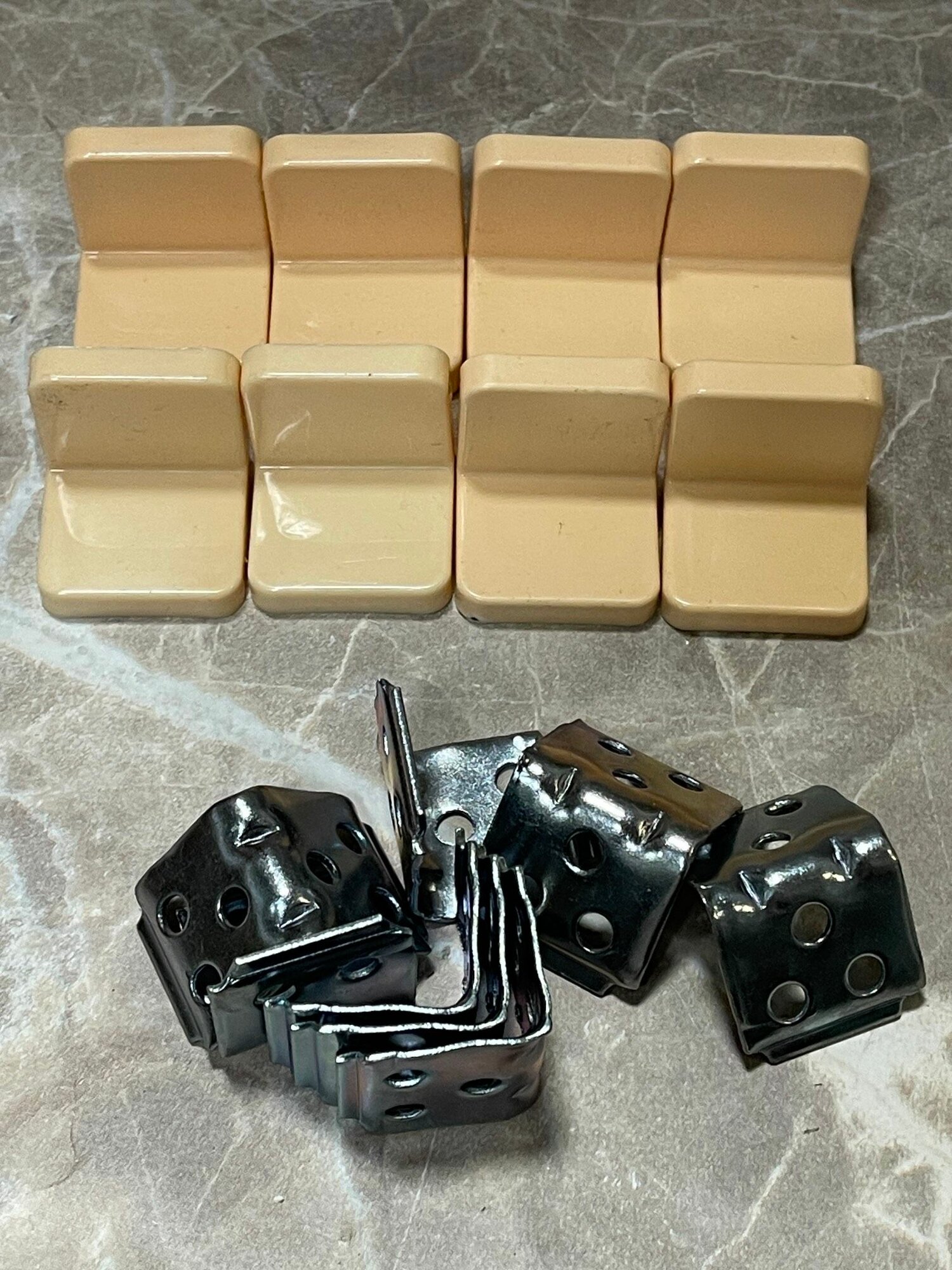 Уголок металлический с пластиковой крышкой, крем (8 шт)