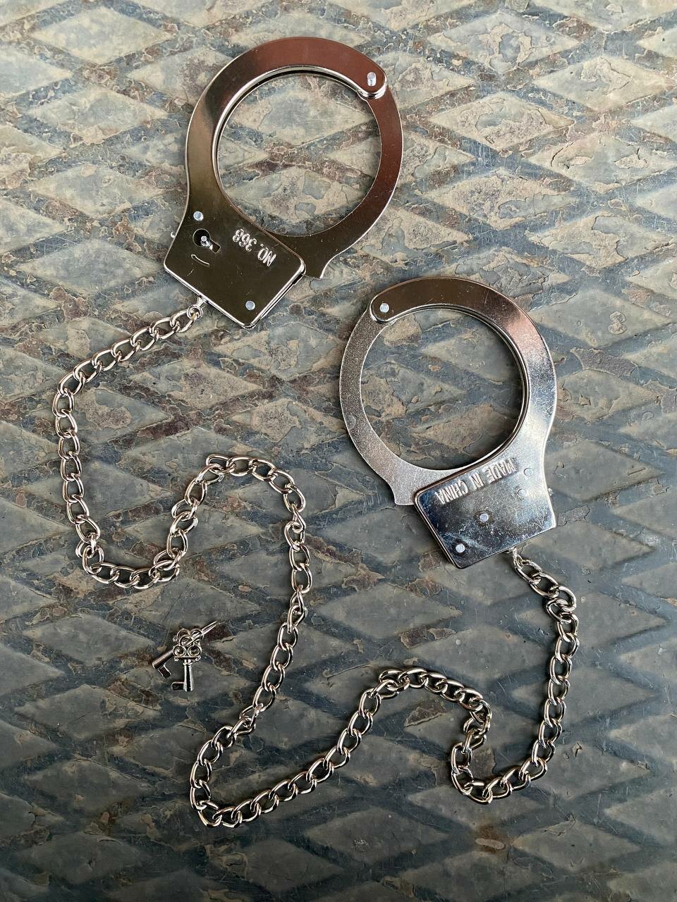 Наручники сувенирные металлические с цепью 60 см, усиленные, 2 ключа, вес 80 г