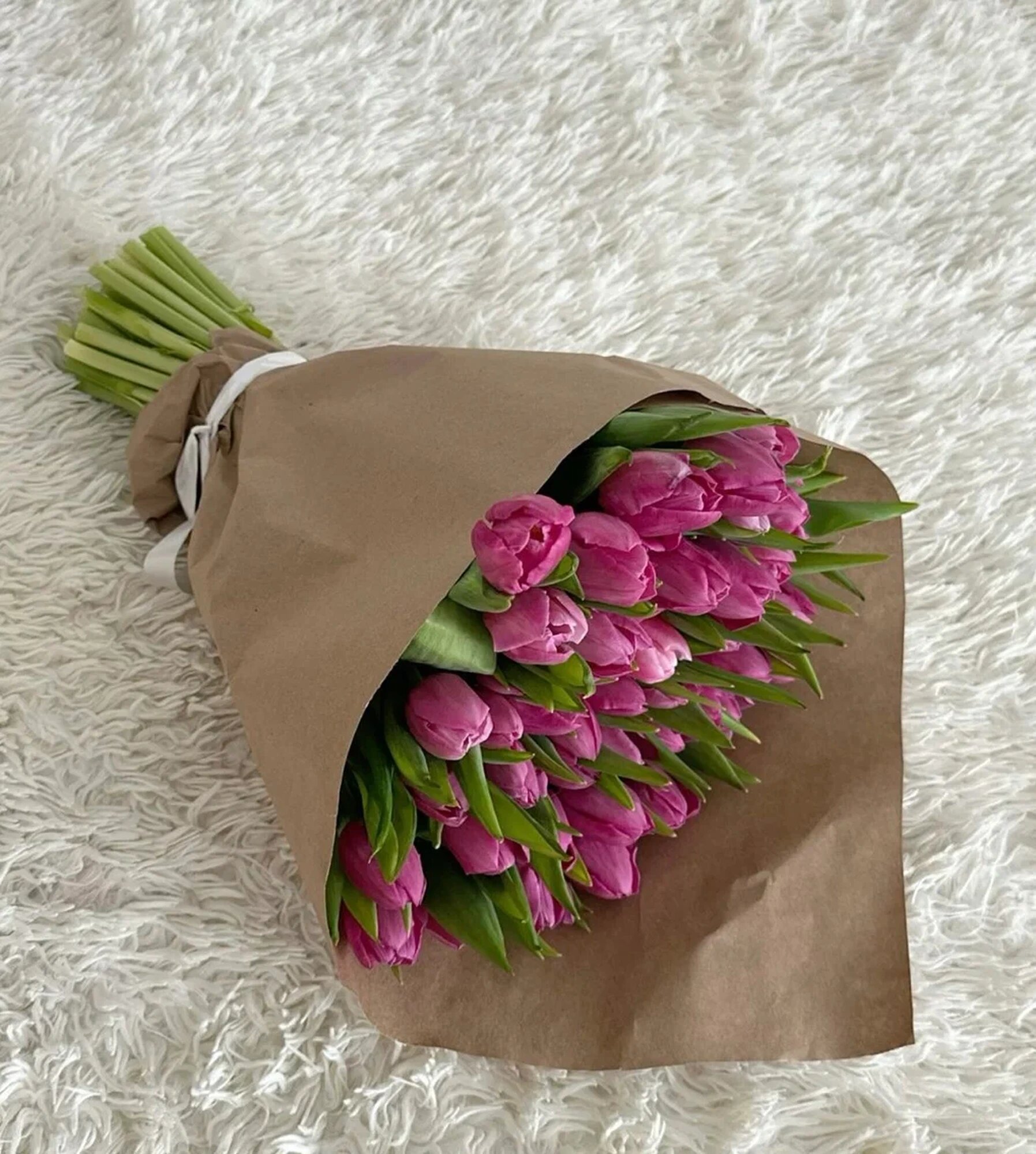 Монобукет в крафт-бумаге под ленту, тюльпаны, цвет фиолетовый, 15 штук