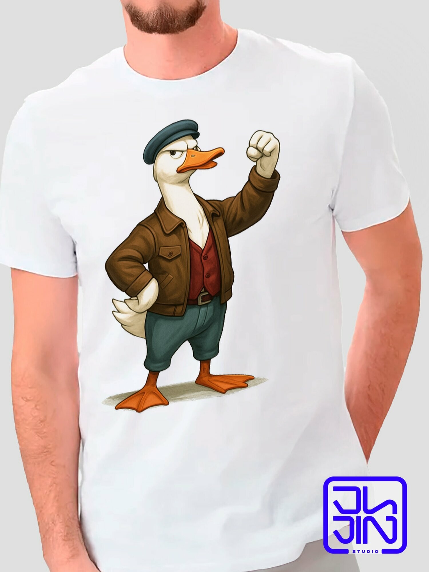 Футболка классическая мужская с авторским принтом Дерзкая белая утка в пестрой кепке с поднятым кулаком и выразительным взглядом, белый хлопковый трикотаж с прикольным рисунком на груди