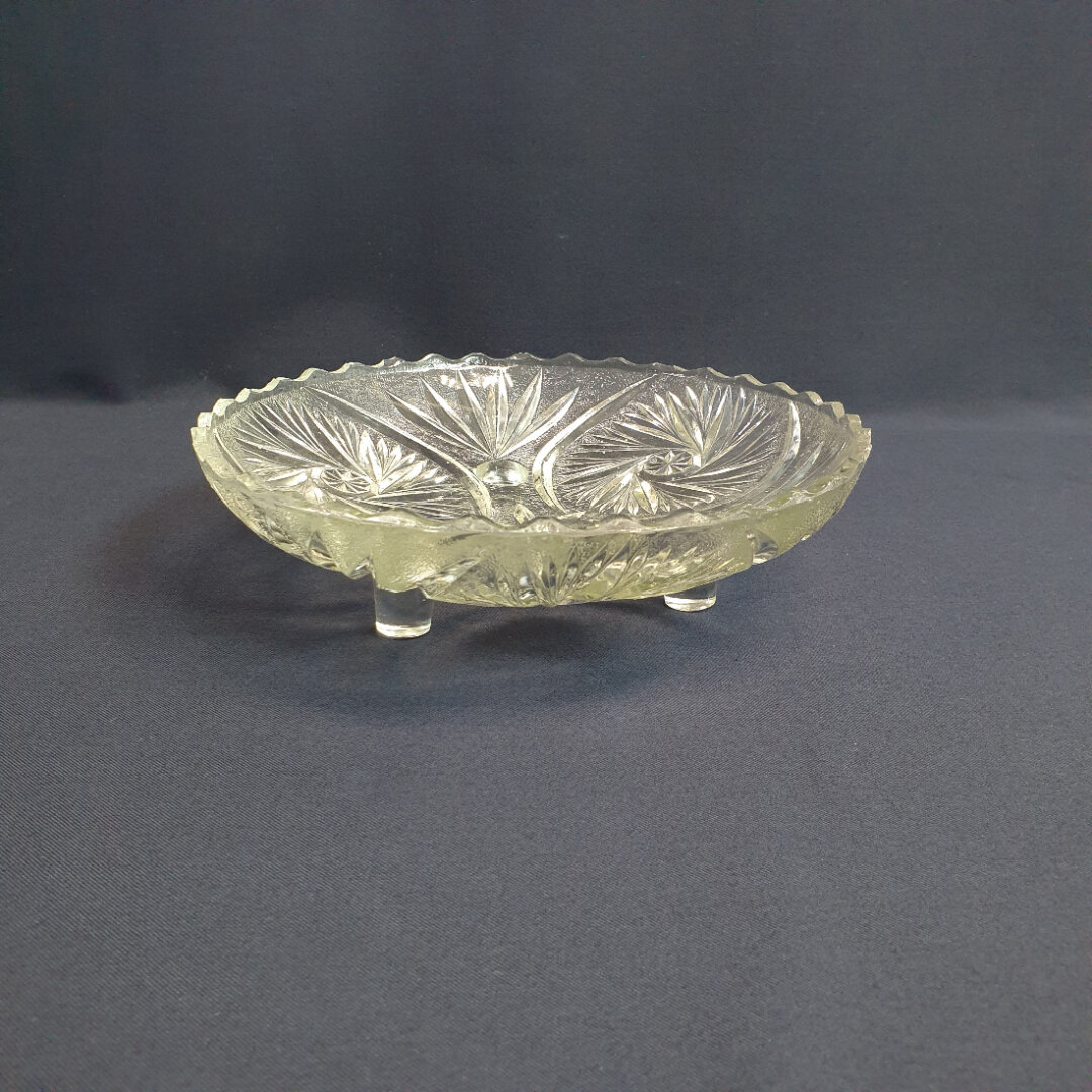 Блюдо на ножках, стекло 21 см высота 6 см, мелкие сколы, винтаж СССР