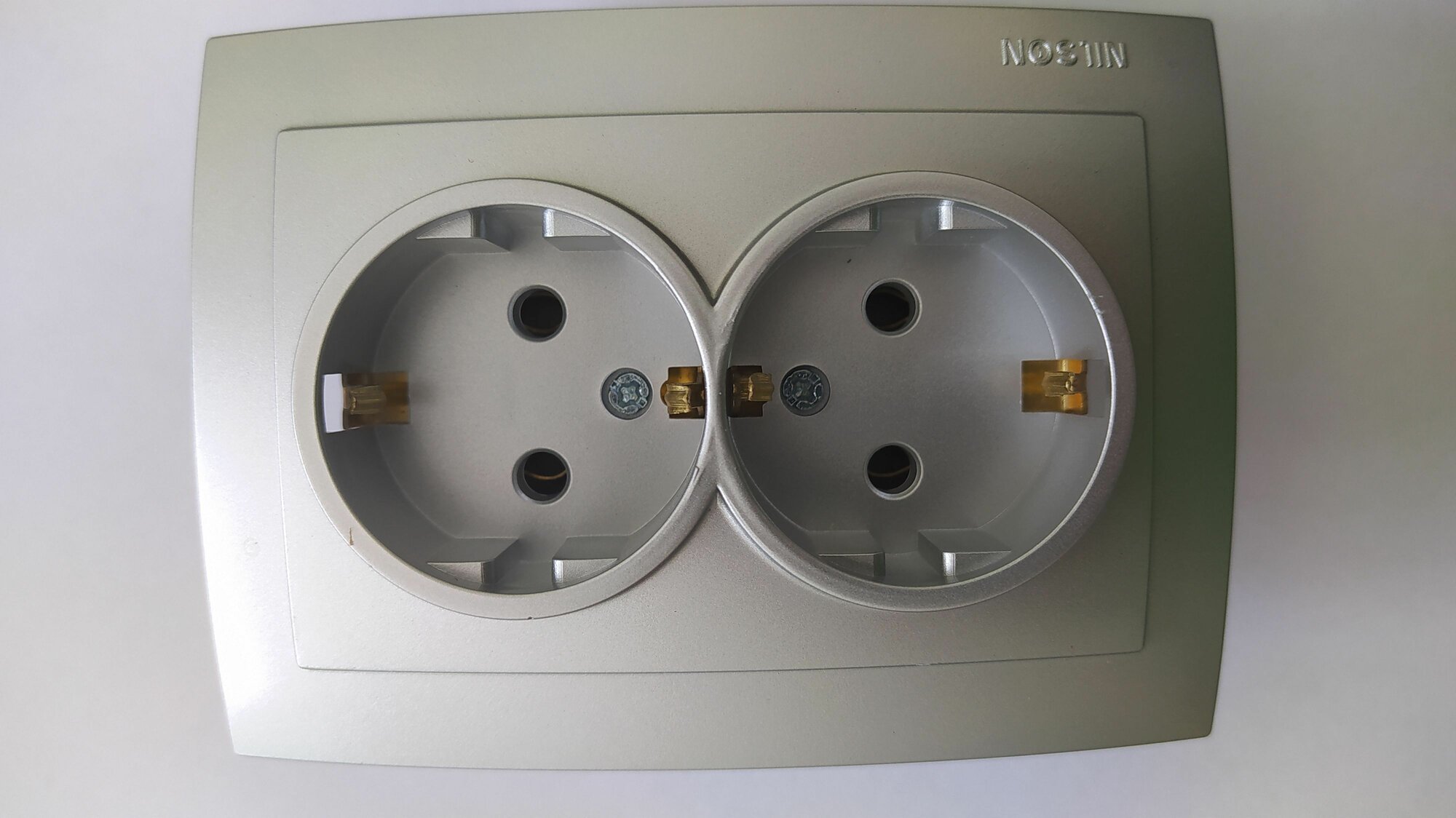 Розетка Nilson внутренняя двойная с заземлением. серебро