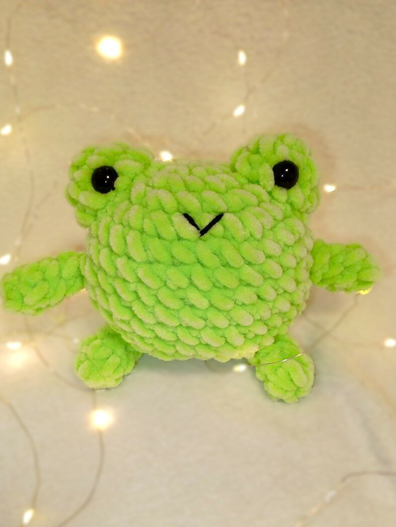 Вязаная игрушка лягушка / Игрушка мягкая жабка/ Подарок на новый год