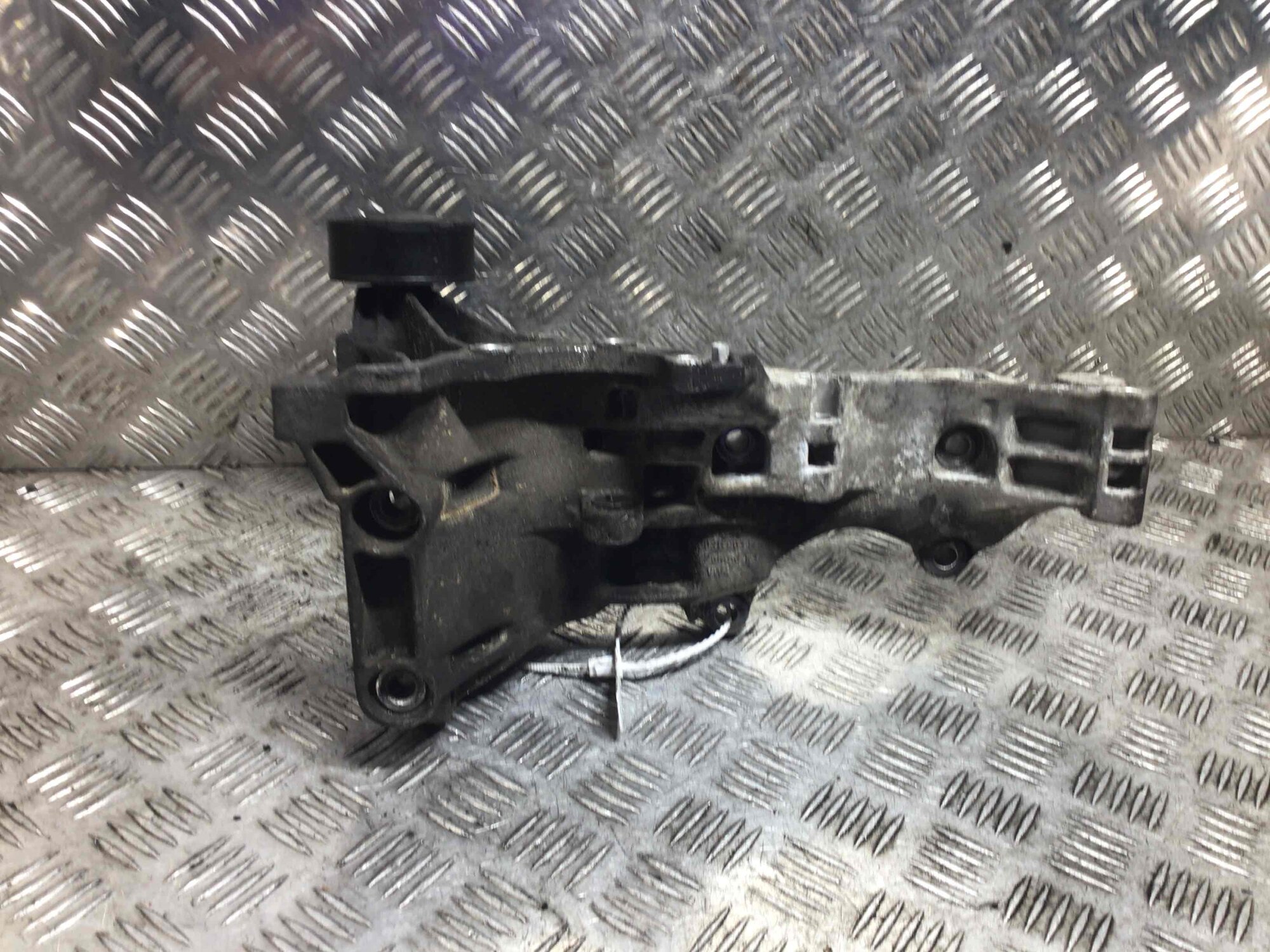 Б/У Кронштейн генератора Audi A4 B8/8K (2007-2011) 2008 г.