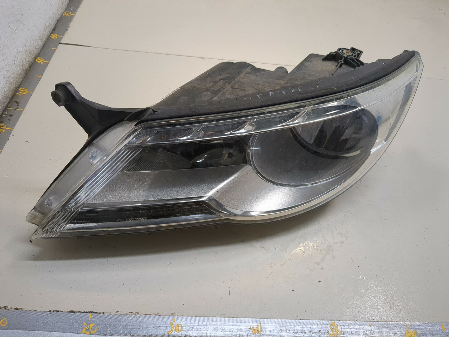 Фара (передняя) левая Volkswagen Tiguan Б/У