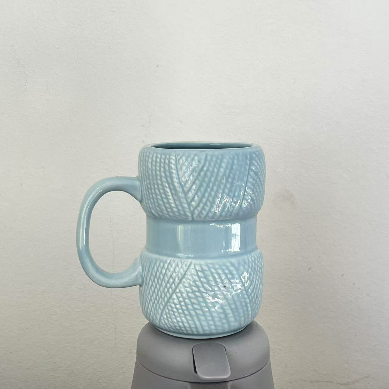 Оригинальная вязаная кружка-подарок, кружка из разноцветной пряжи, подарок на Рождество, день рождения или День матери.