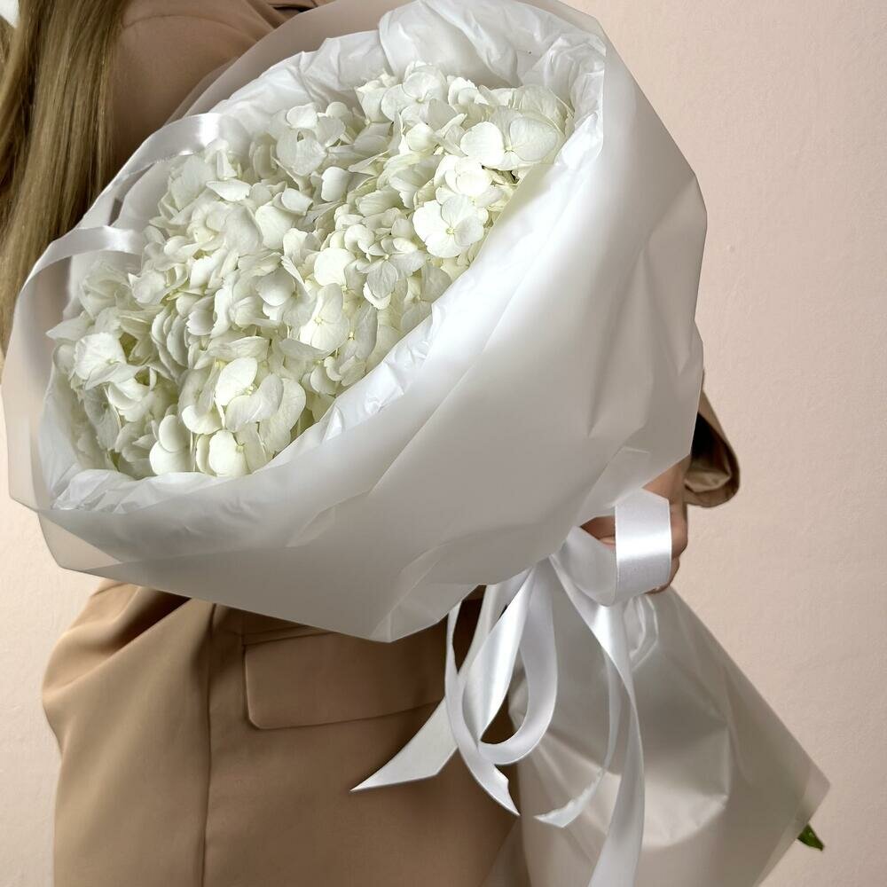 Букет цветов из 3 колумбийских воздушных белых гортензий, высота 50 см