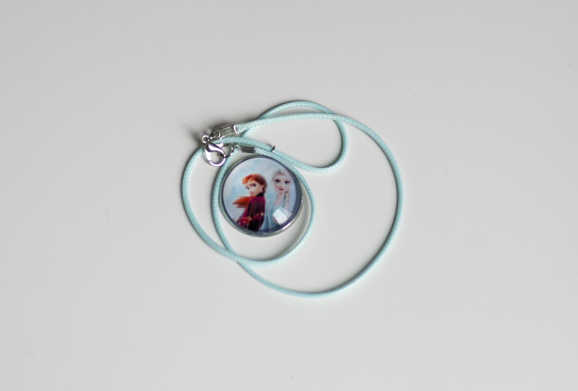 Кулон подвеска круглая "Холодное сердце" 25 мм, Эльза, Анна, небесный