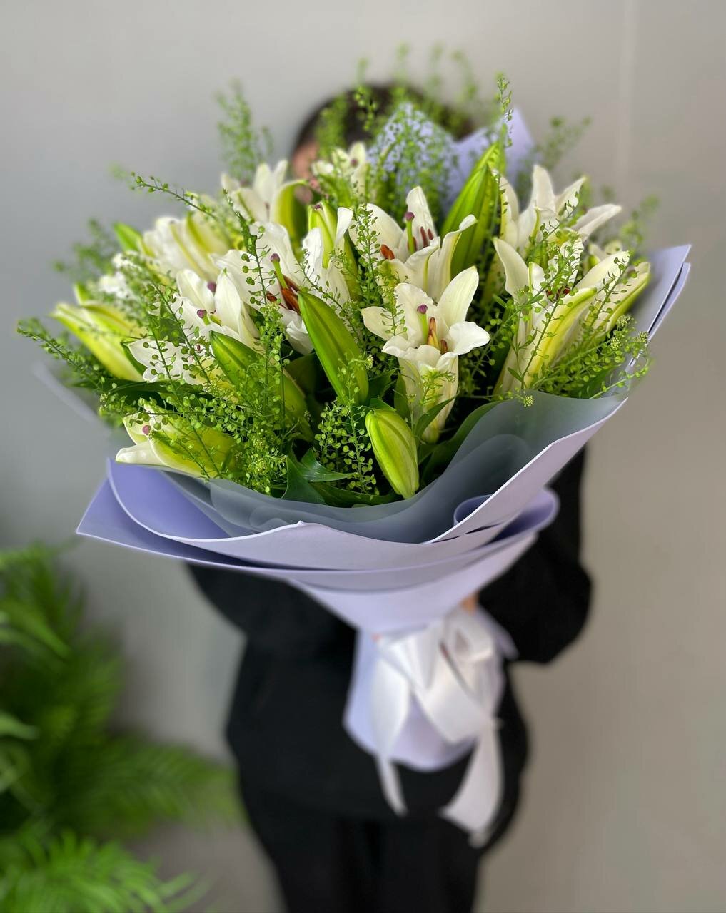 Букет из Лилии и Гринбелл в авторской упаковке / белая лилия 9 цветков высотой 50 см