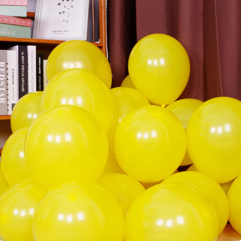 Оформление сцены с воздушными шарами для выпускного, открытия, свадьбы, дня рождения. Арка из латексных утолщенных красных шаров.