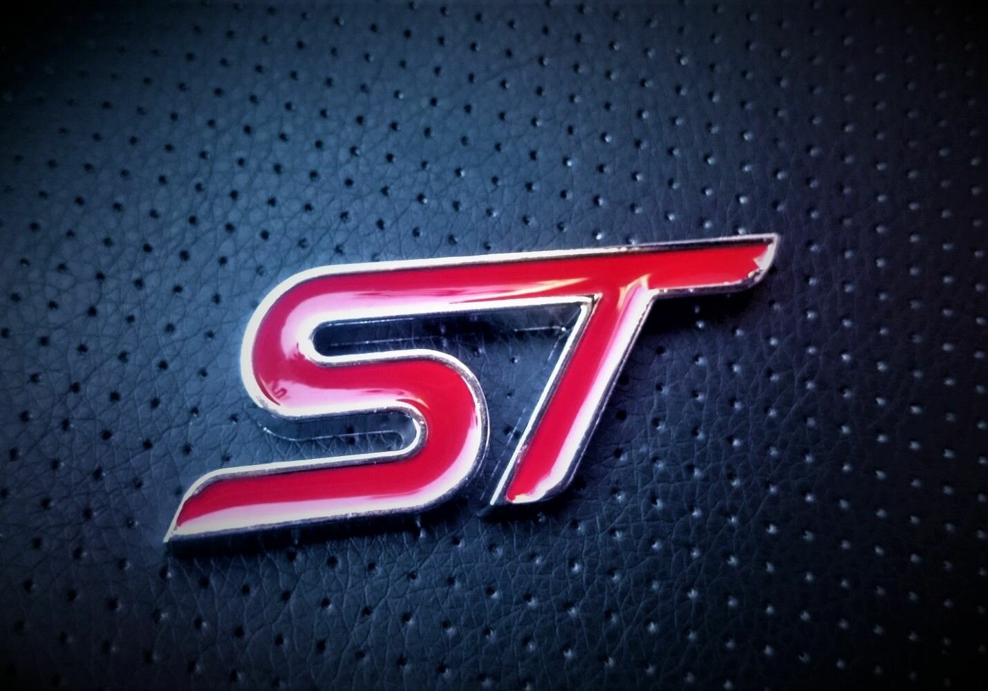 Шильдик ST задний на крышку багажника на Форд Фокус 2, ST, Фокус 3, Форд Фиеста