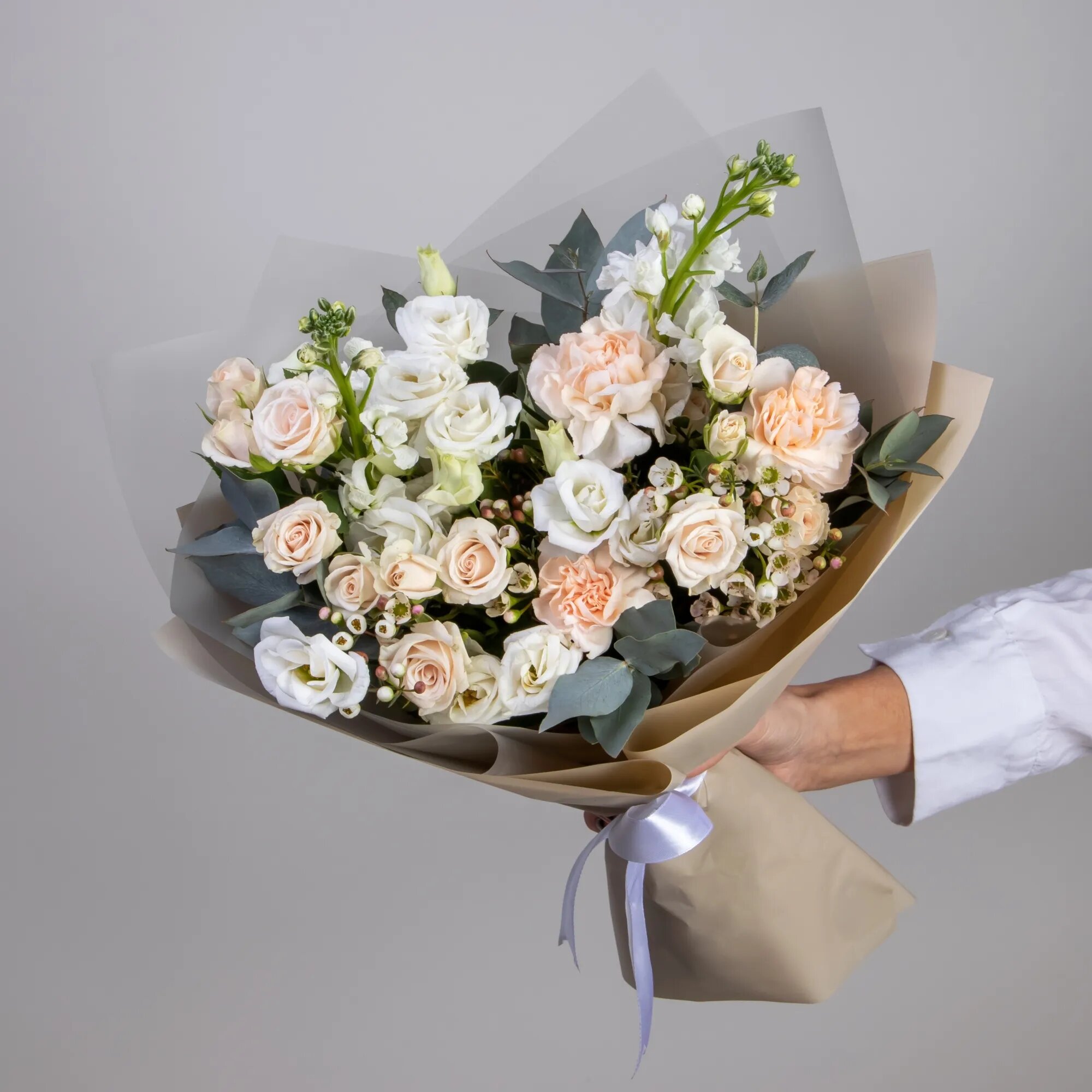 Букет "Флоренция" M из кустовой розы - эксклюзивно на Яндекс. Маркете