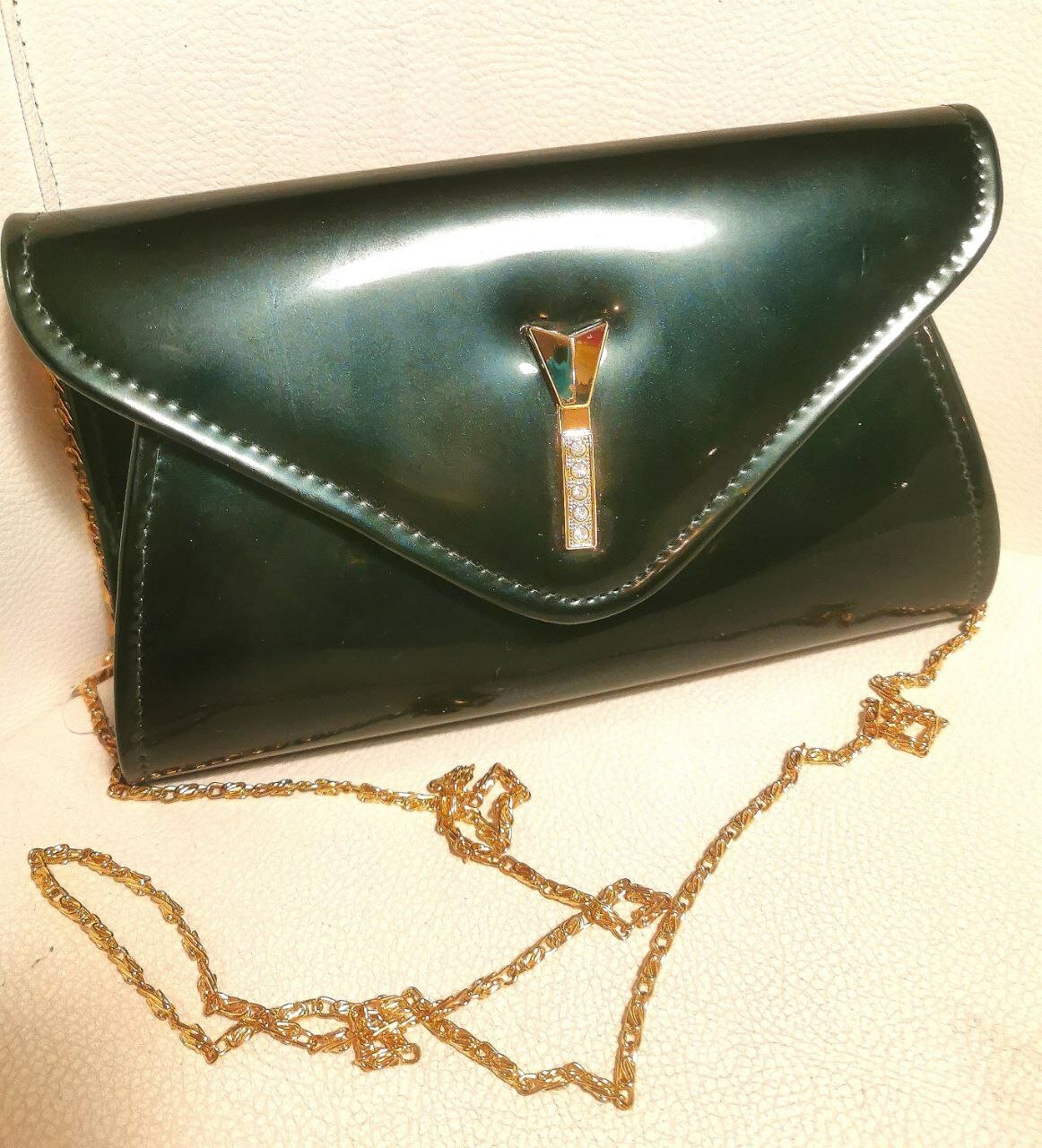 Сумка клатч  Клатч изумрудный лаковый с вертикальной сияющей полосой