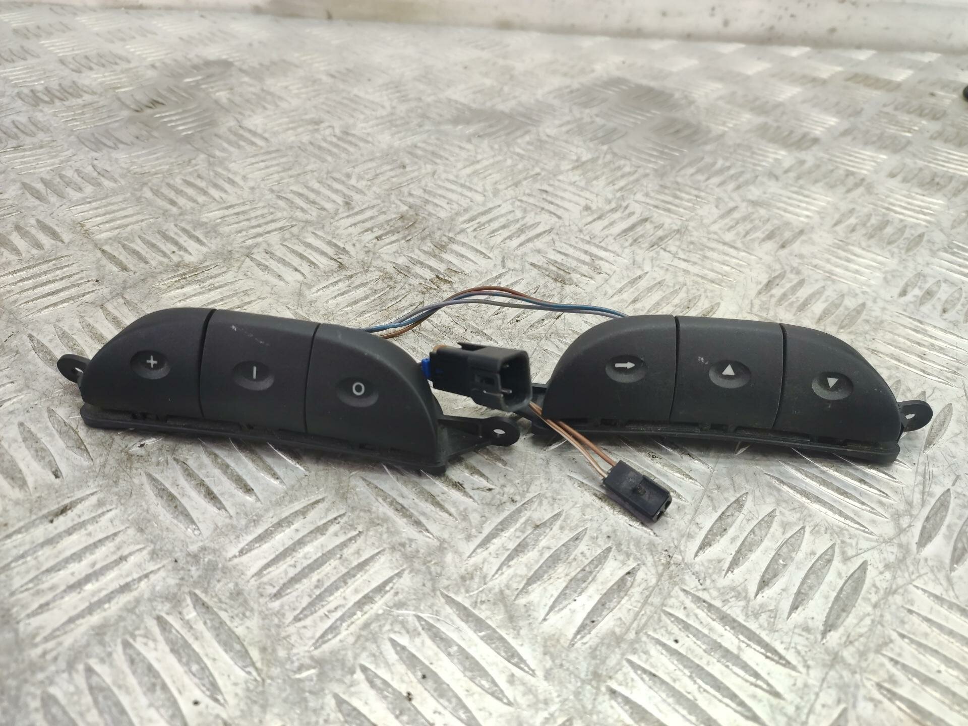 Кнопки управления на руле Opel Zafira A 2002 90561159